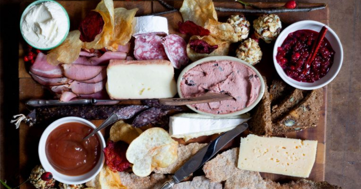 Skog till bord | Katarina Ekeström | Ost- och charkbricka på svenska | Land